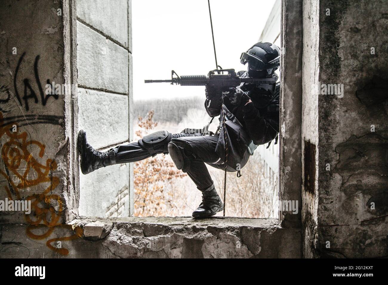 Swat rappelling hi-res stock photography and images - Alamy