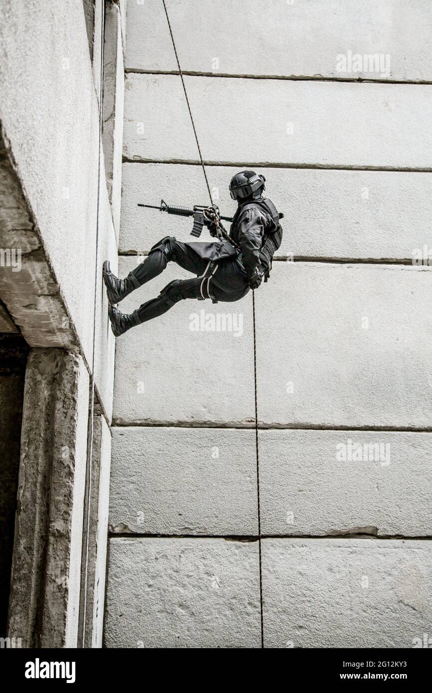 American swat rappelling hi-res stock photography and images - Alamy