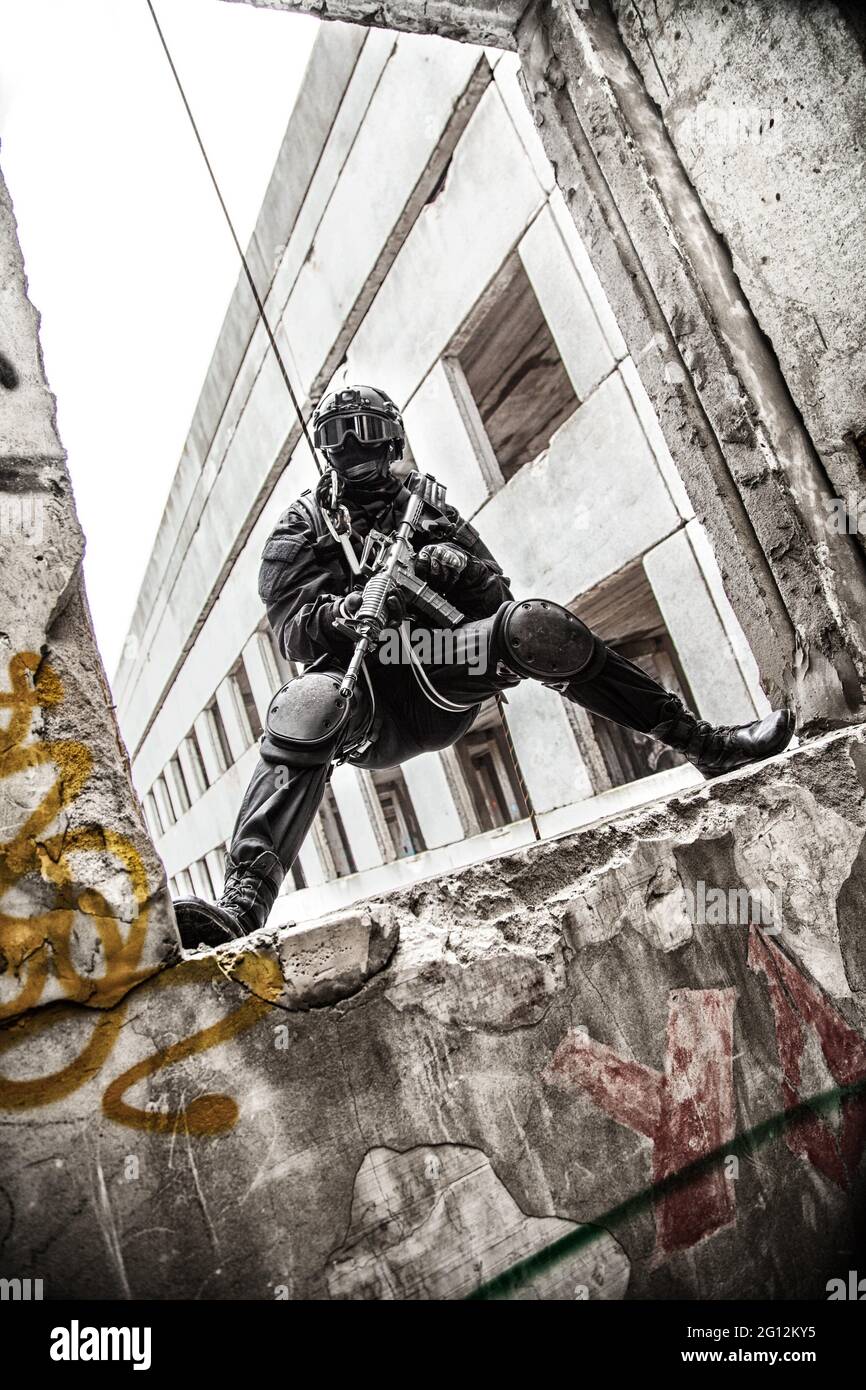 Swat rappelling hi-res stock photography and images - Alamy