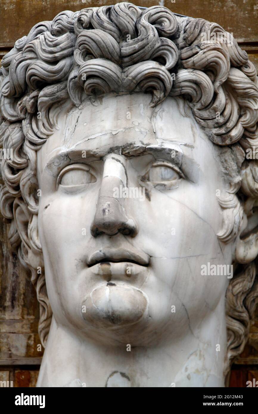 Gaius julius caesar statue hi-res stock photography and images - Alamy