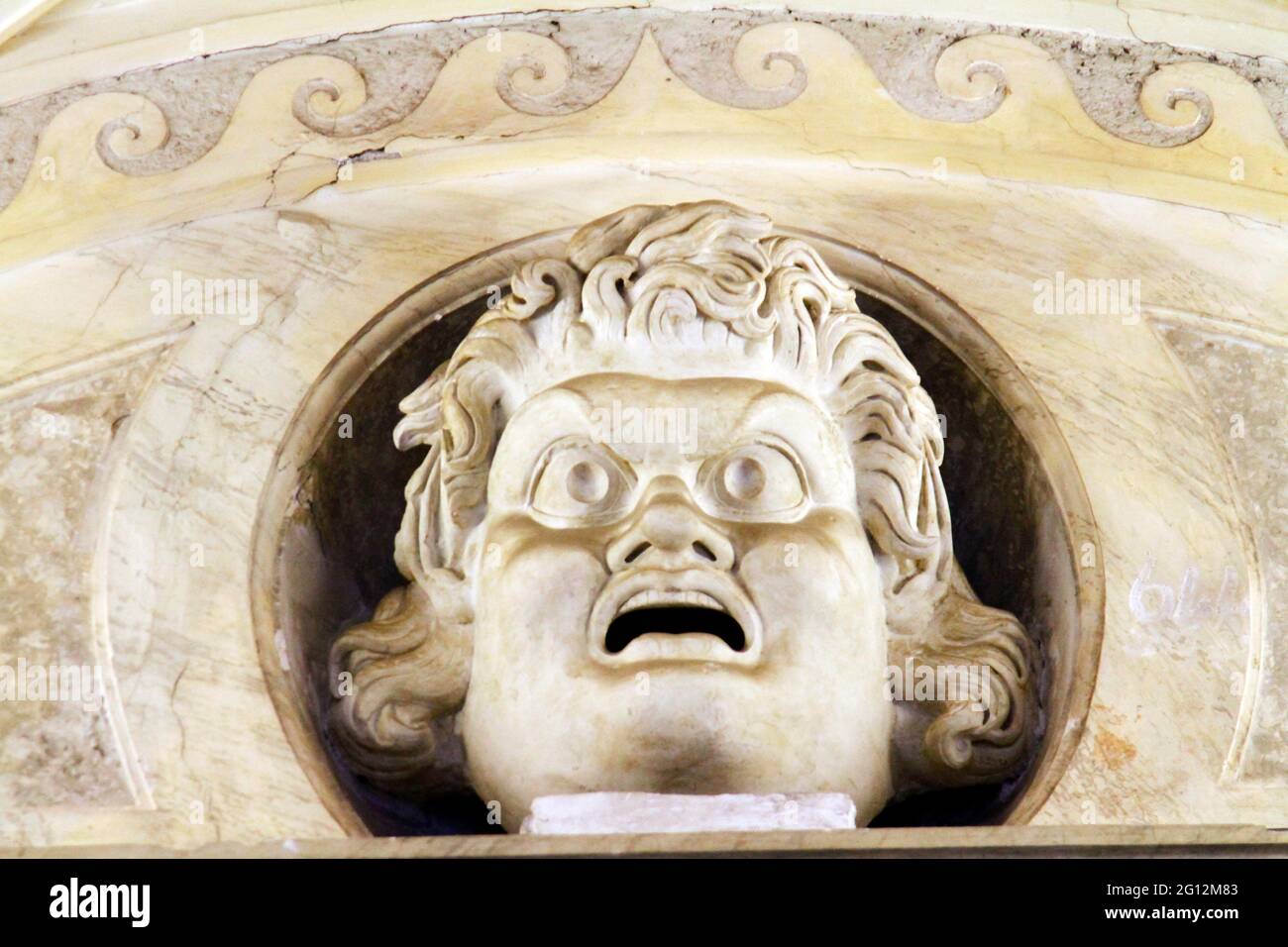Ancient roman face statue hi-res stock photography and images - Alamy