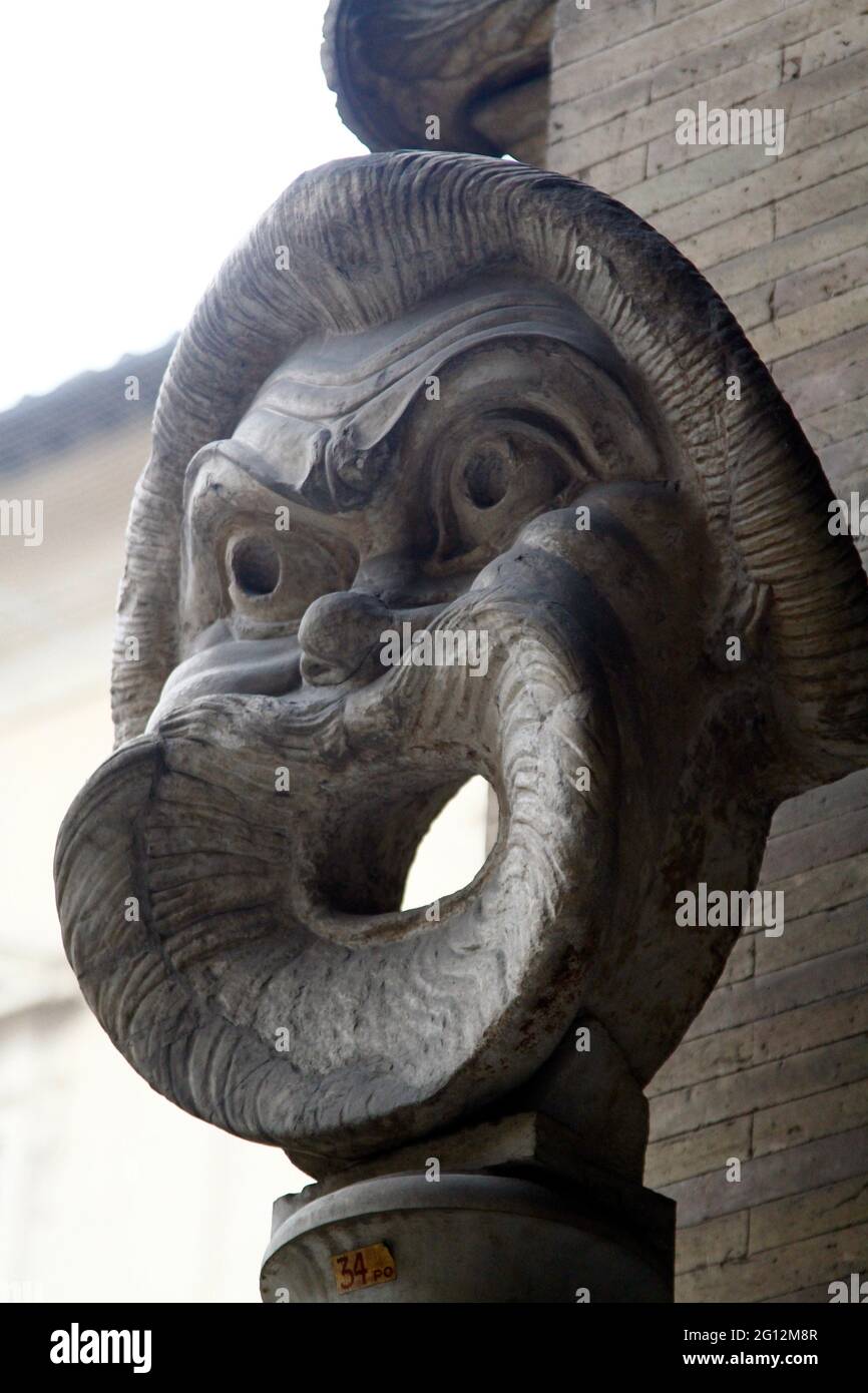 Ancient roman face statue hi-res stock photography and images - Alamy