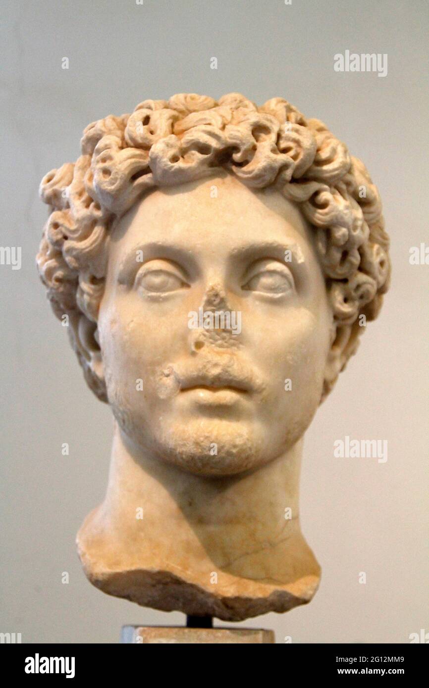 Italy broken statue head hi-res stock photography and images - Alamy