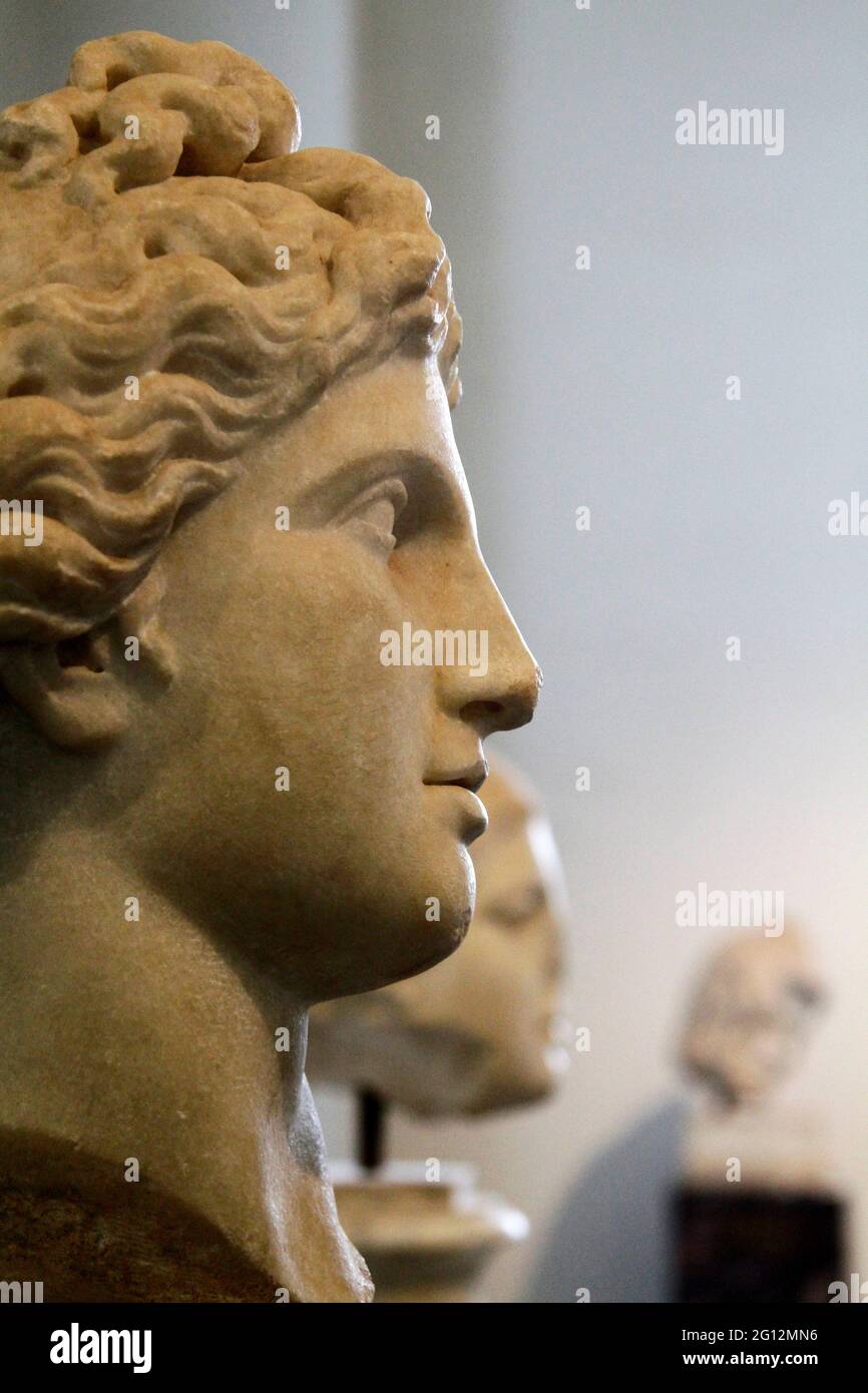 Italy broken statue head hi-res stock photography and images - Alamy