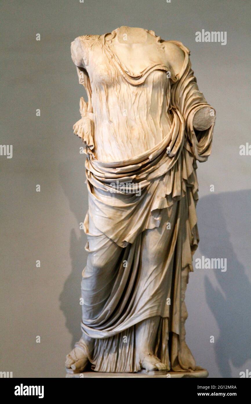 Broken female statue hi-res stock photography and images - Alamy