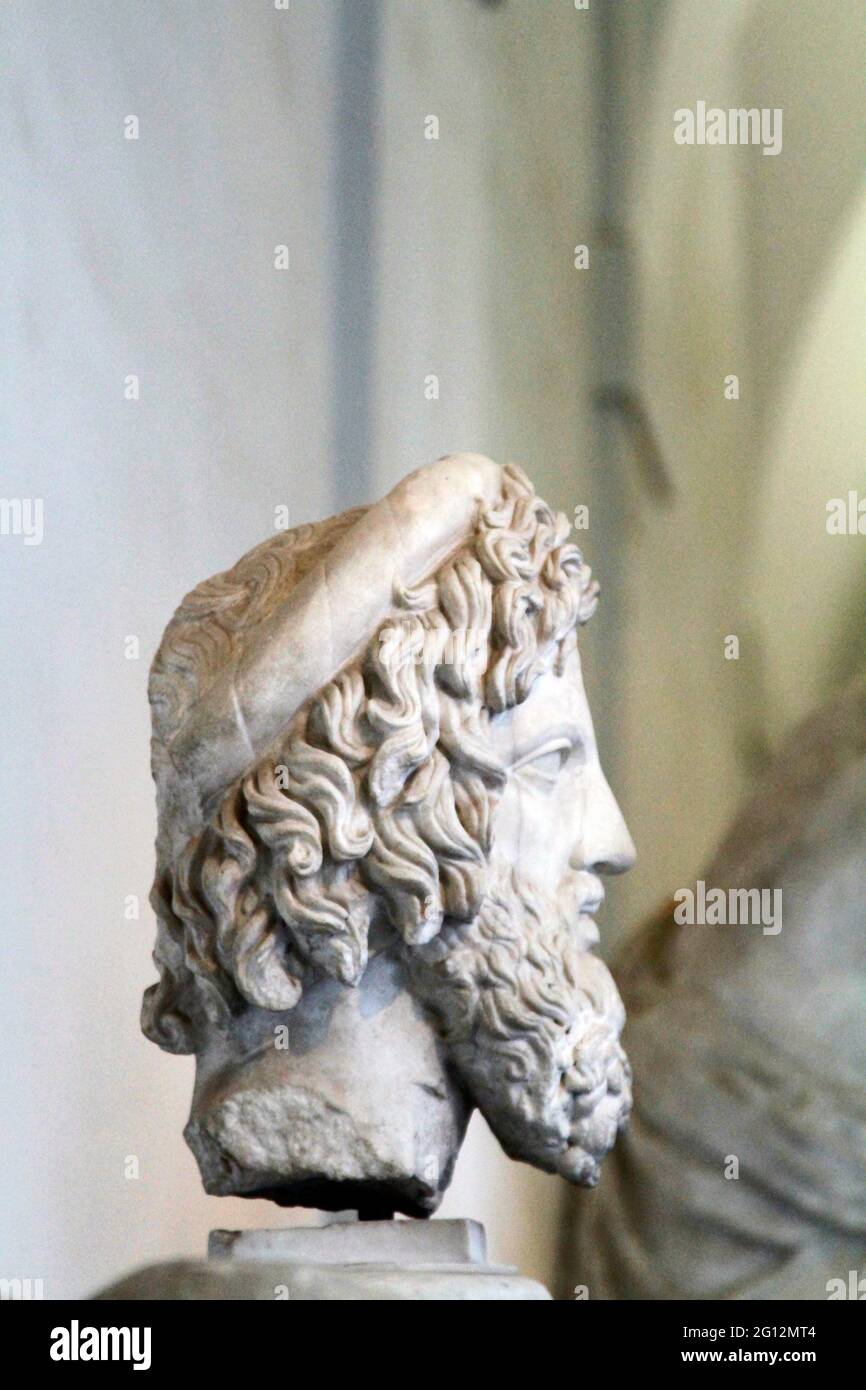 Broken face statue antiquity hi-res stock photography and images - Alamy