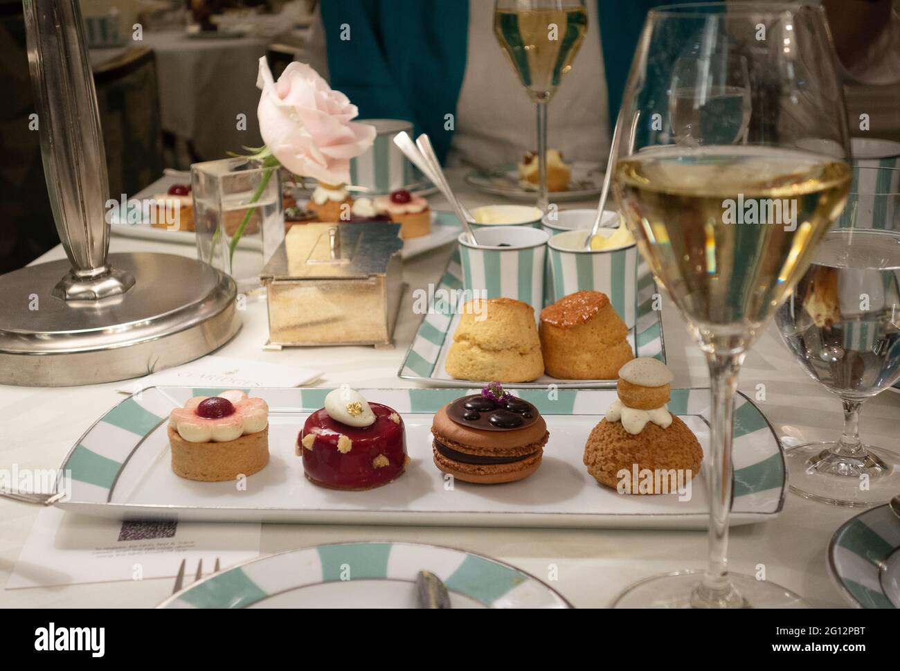 Afternoon tea london claridges hi-res stock photography and images - Alamy