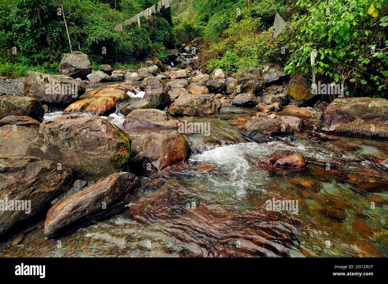 Water flowing through rocks, Reshi river, Reshikhola, Sikkim Stock ...