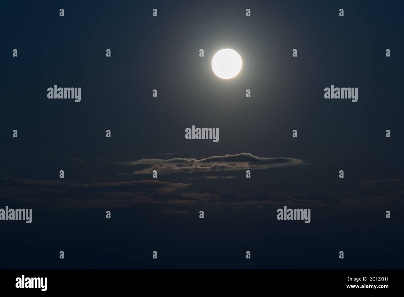 Night time sky full moon hi-res stock photography and images - Alamy