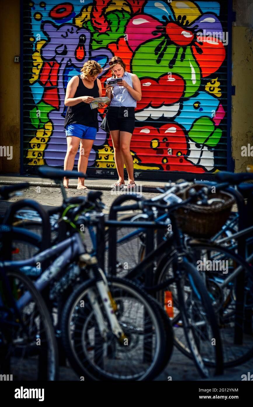 FRANCE. PARIS (75).1ST DISTRICT. TOURISTS READING MAPS IN MONTORGUEIL ...