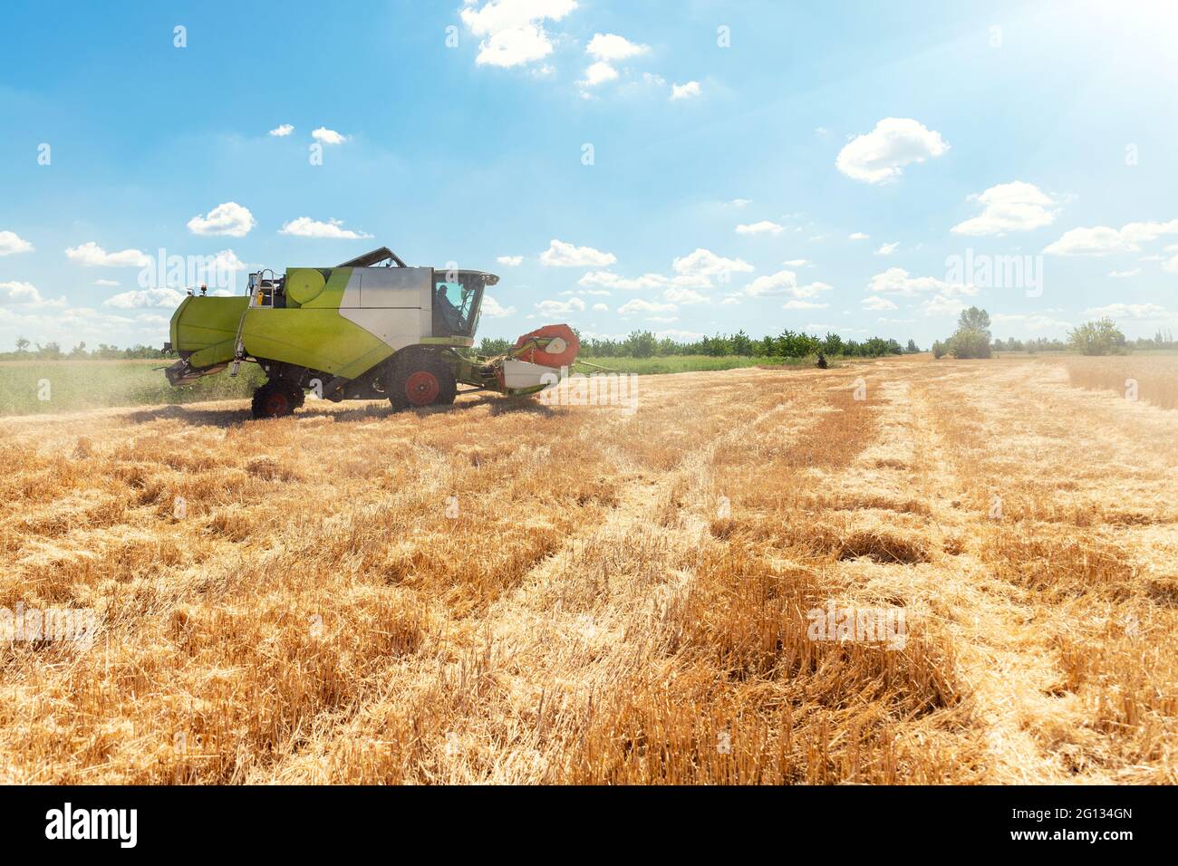 Side on view corn harvester hi-res stock photography and images - Alamy