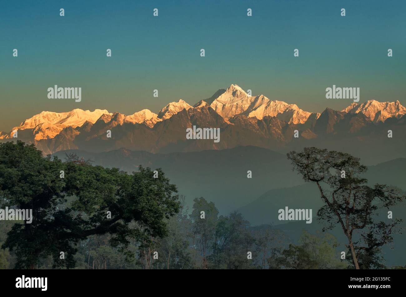 Kanchenjunga mountain hi-res stock photography and images - Alamy