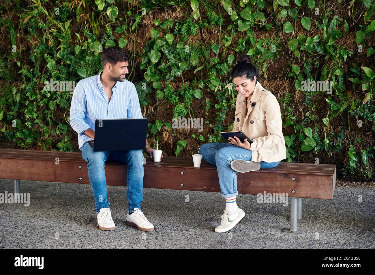 Working outdoor laptop hi-res stock photography and images - Alamy