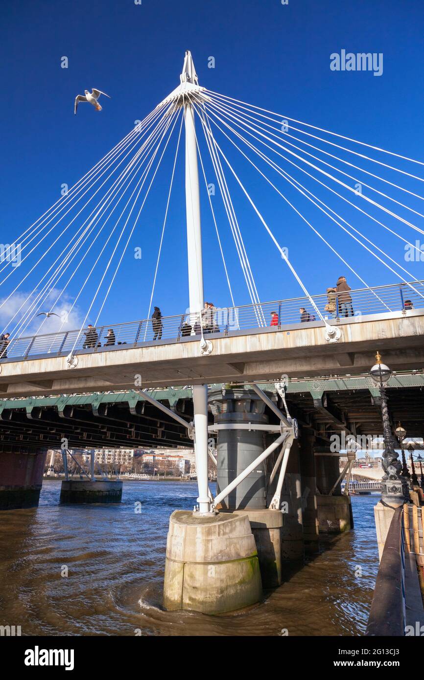 England uk railway footbridge hi-res stock photography and images - Alamy
