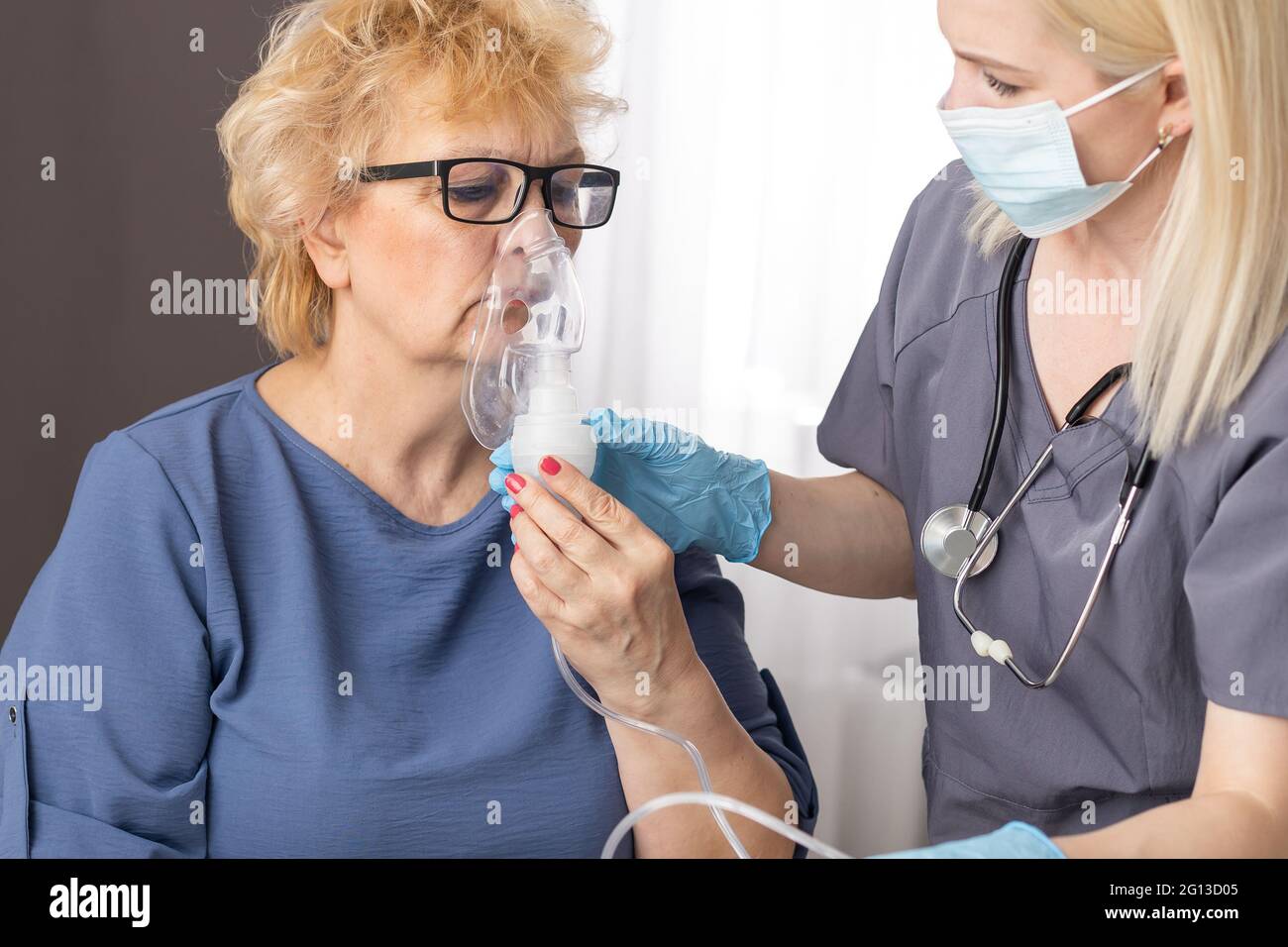 old female training to use inhaler medicine, doctor explain about how ...
