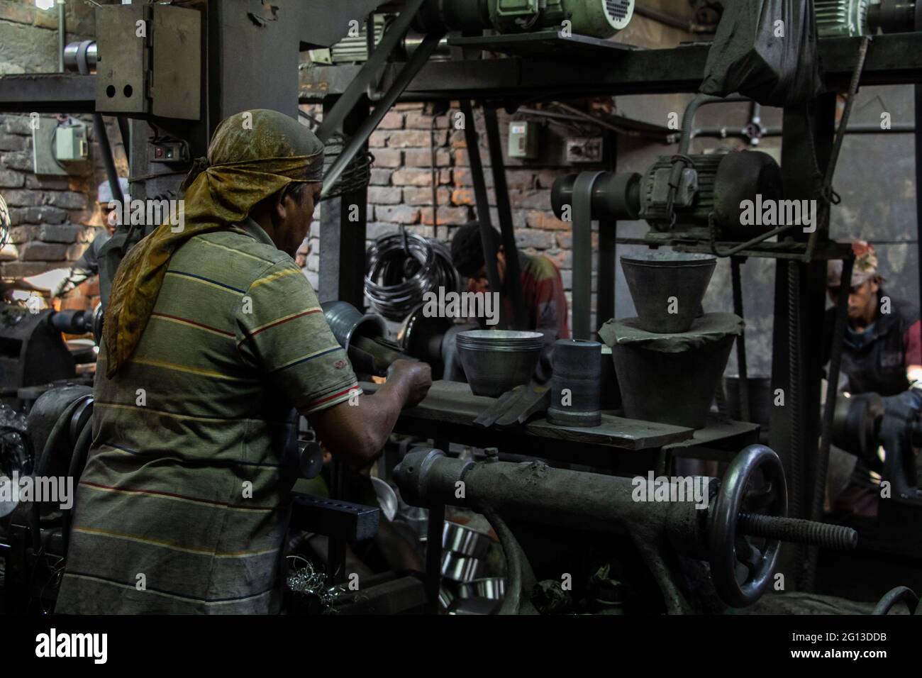 Workers in factory architecture hi-res stock photography and images - Alamy