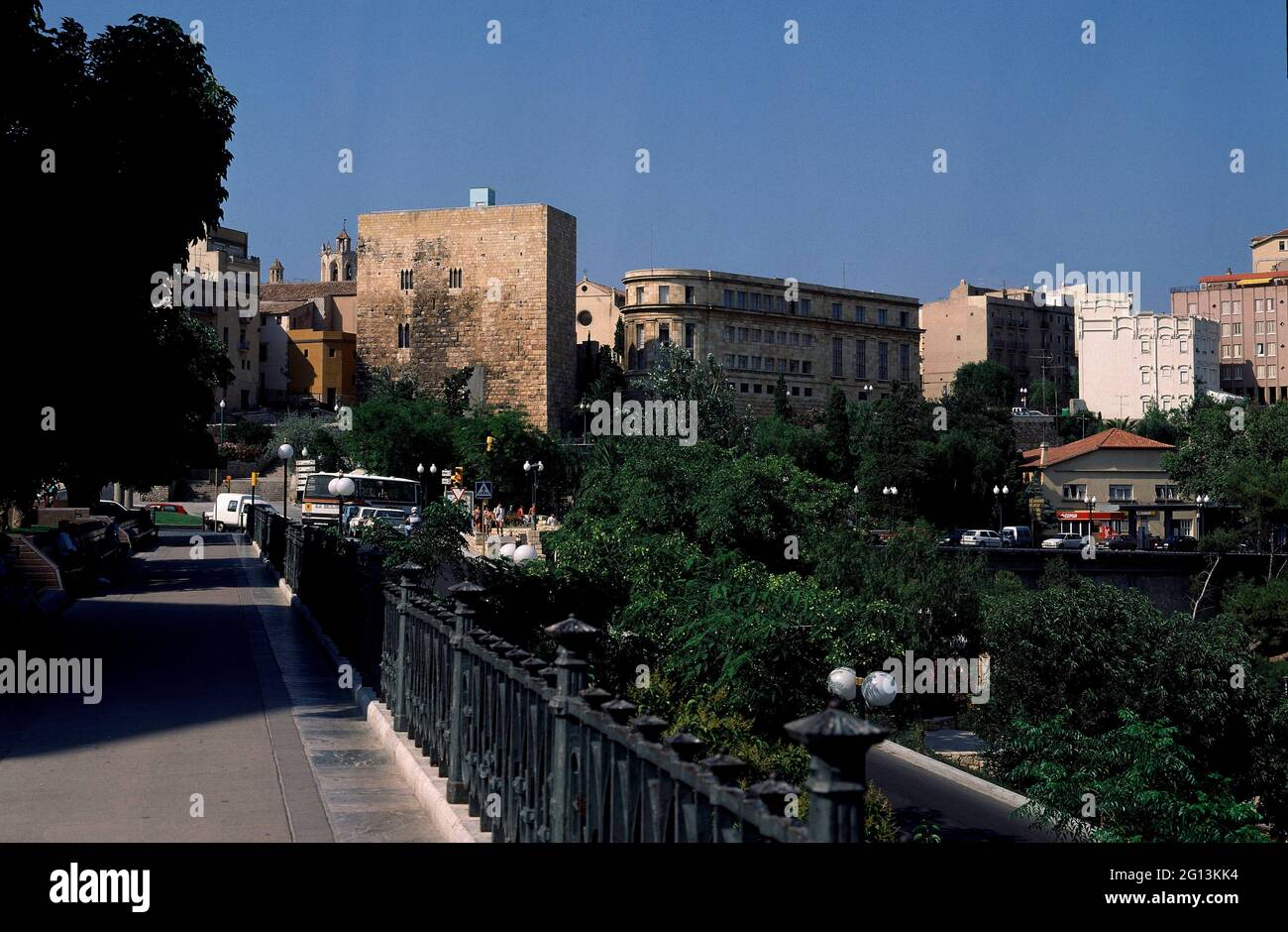 PARQUE Y JARDINES CON EL PALACIO DEL REY(TORREON CUADRADO)AL FONDO ...