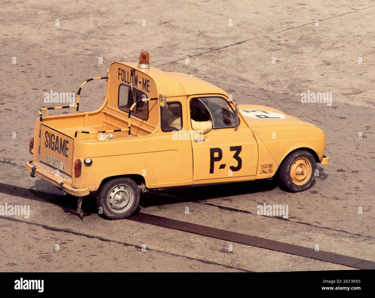 RENAUL 4 PICK UP PARA GUIAR AVIONES EN PISTA. Location: AEROPUERTO DE ...