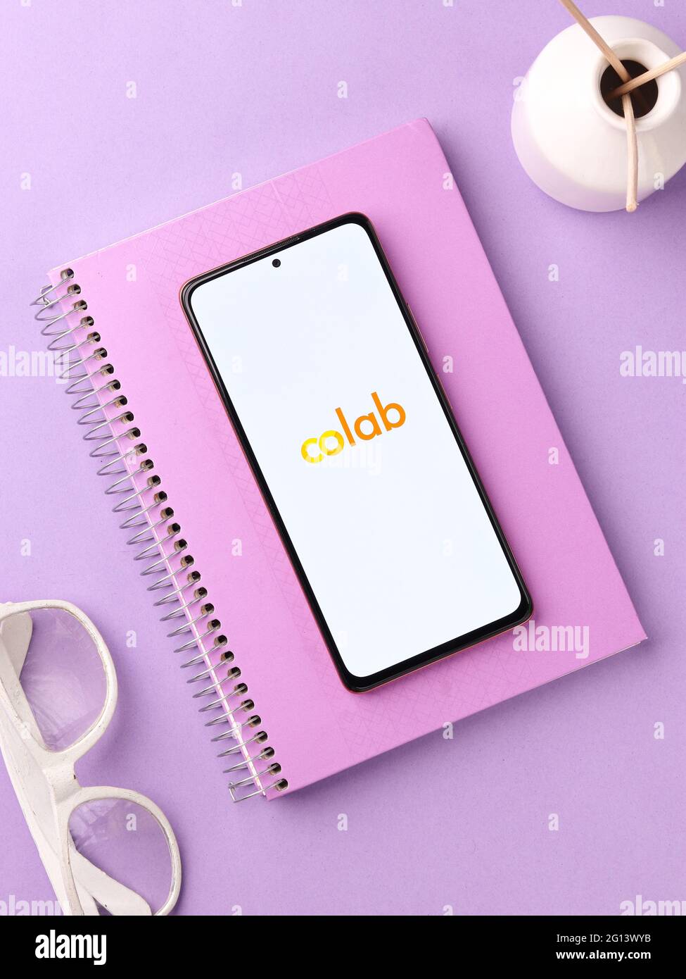 Google colab logo hi-res stock photography and images - Alamy