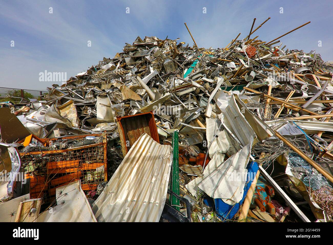 Junk pile hi-res stock photography and images - Alamy