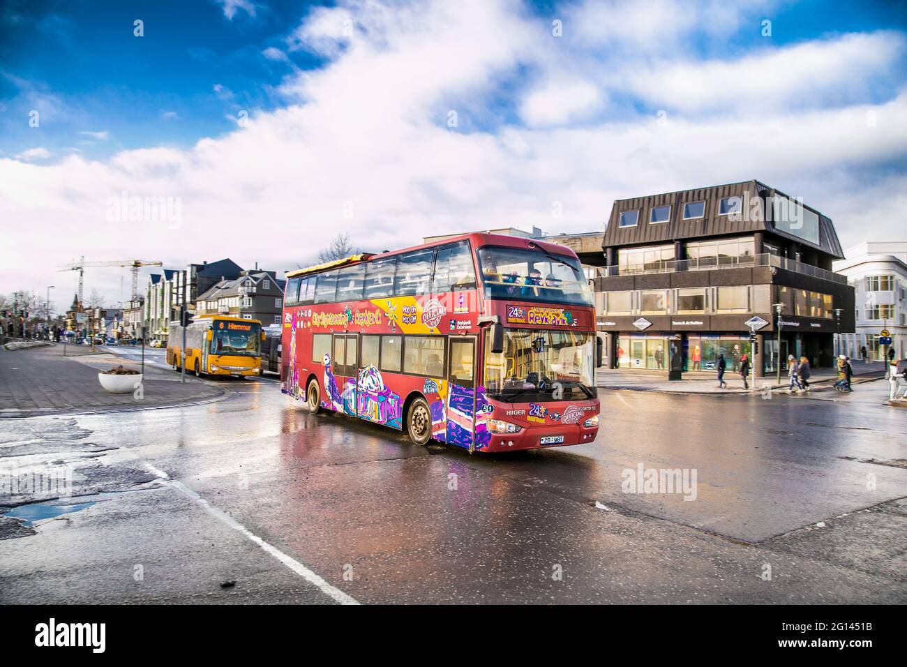 Red sightseeing bus hi-res stock photography and images - Alamy