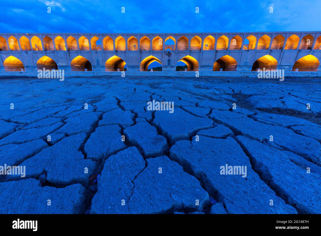 Siosepol Bridge at the twilight in times of drought in Isfahan, Iran ...