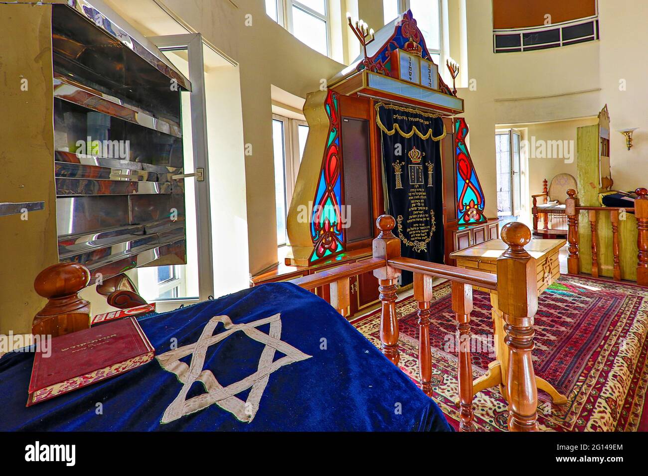 Bima synagogue hi-res stock photography and images - Alamy