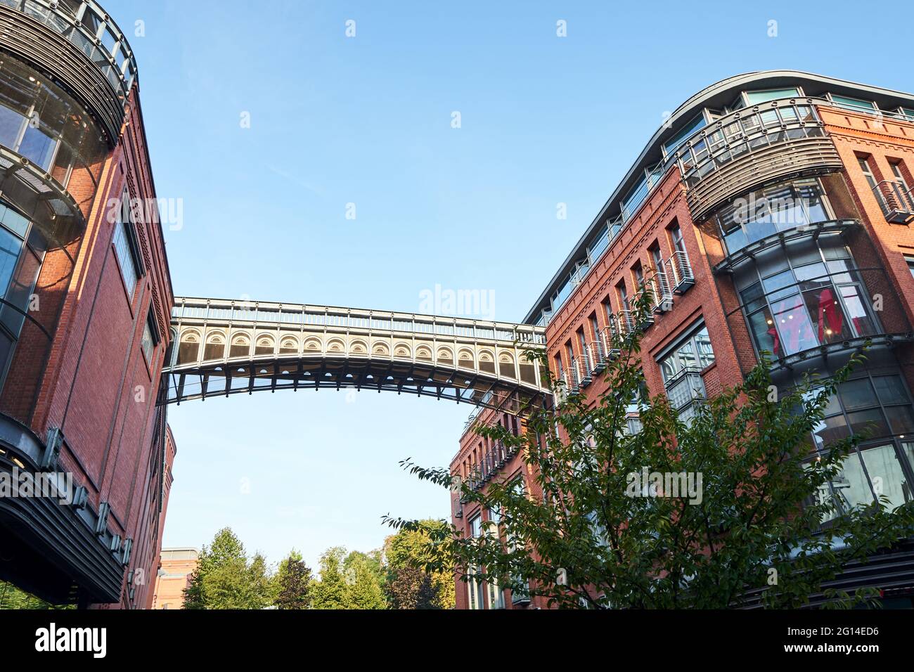 Red brick footbridge hi-res stock photography and images - Alamy