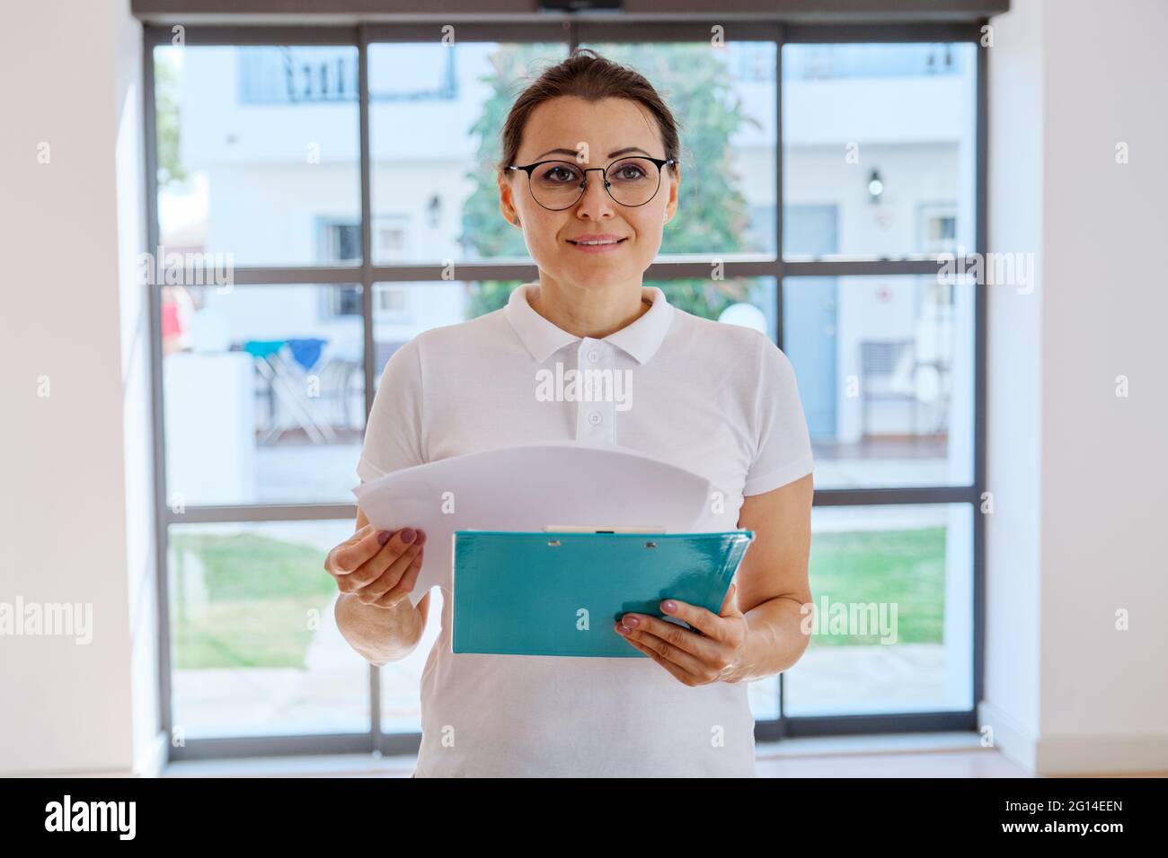 Female employee clipboard in hand hi-res stock photography and images ...