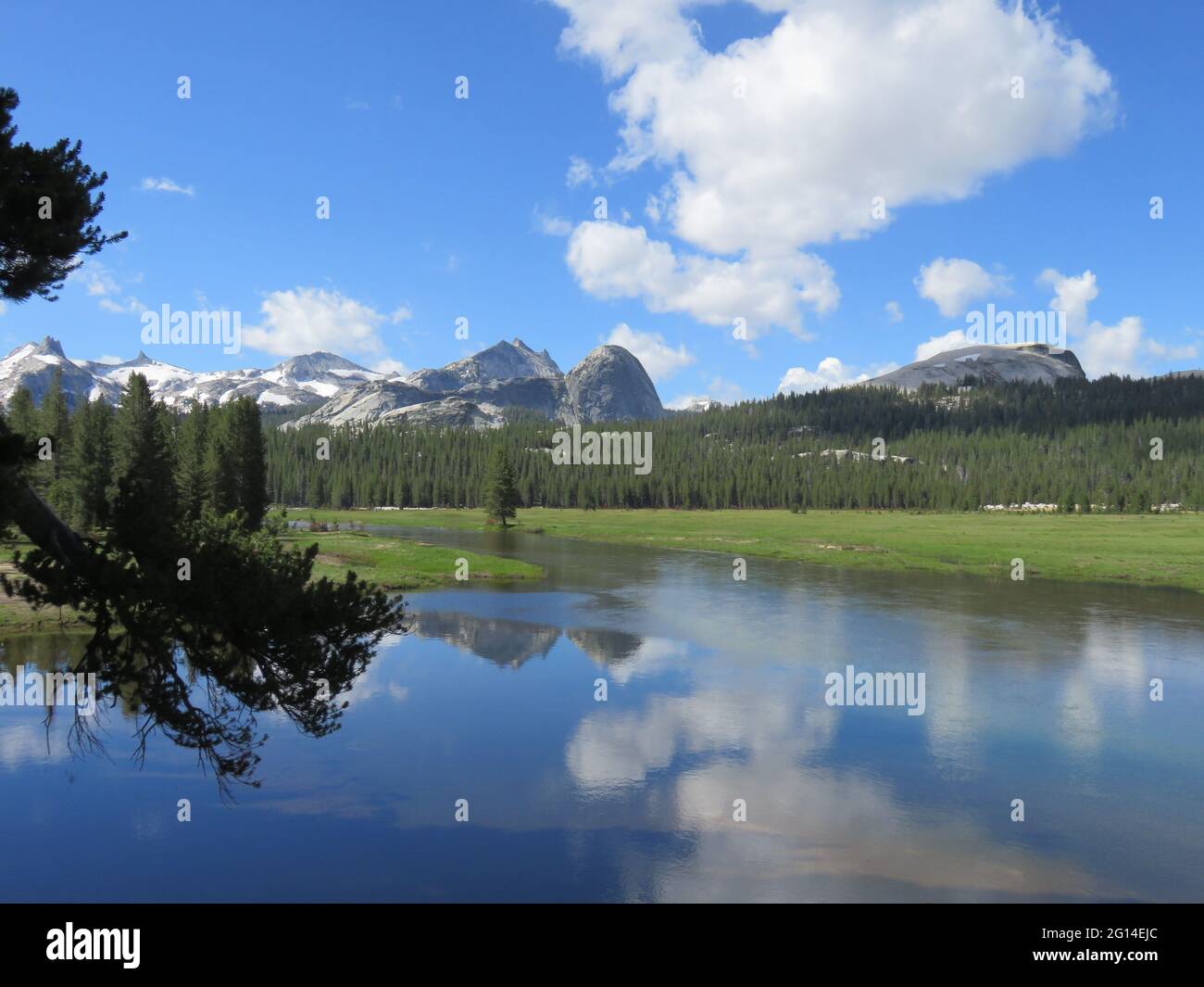 lake reflecting snow capped mountains in Yosemite Stock Photo - Alamy