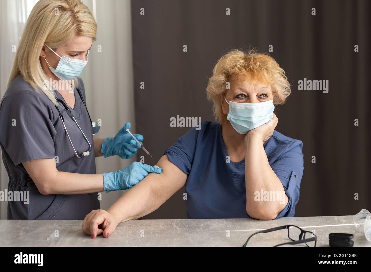 female senior getting an swine flu shot Stock Photo - Alamy