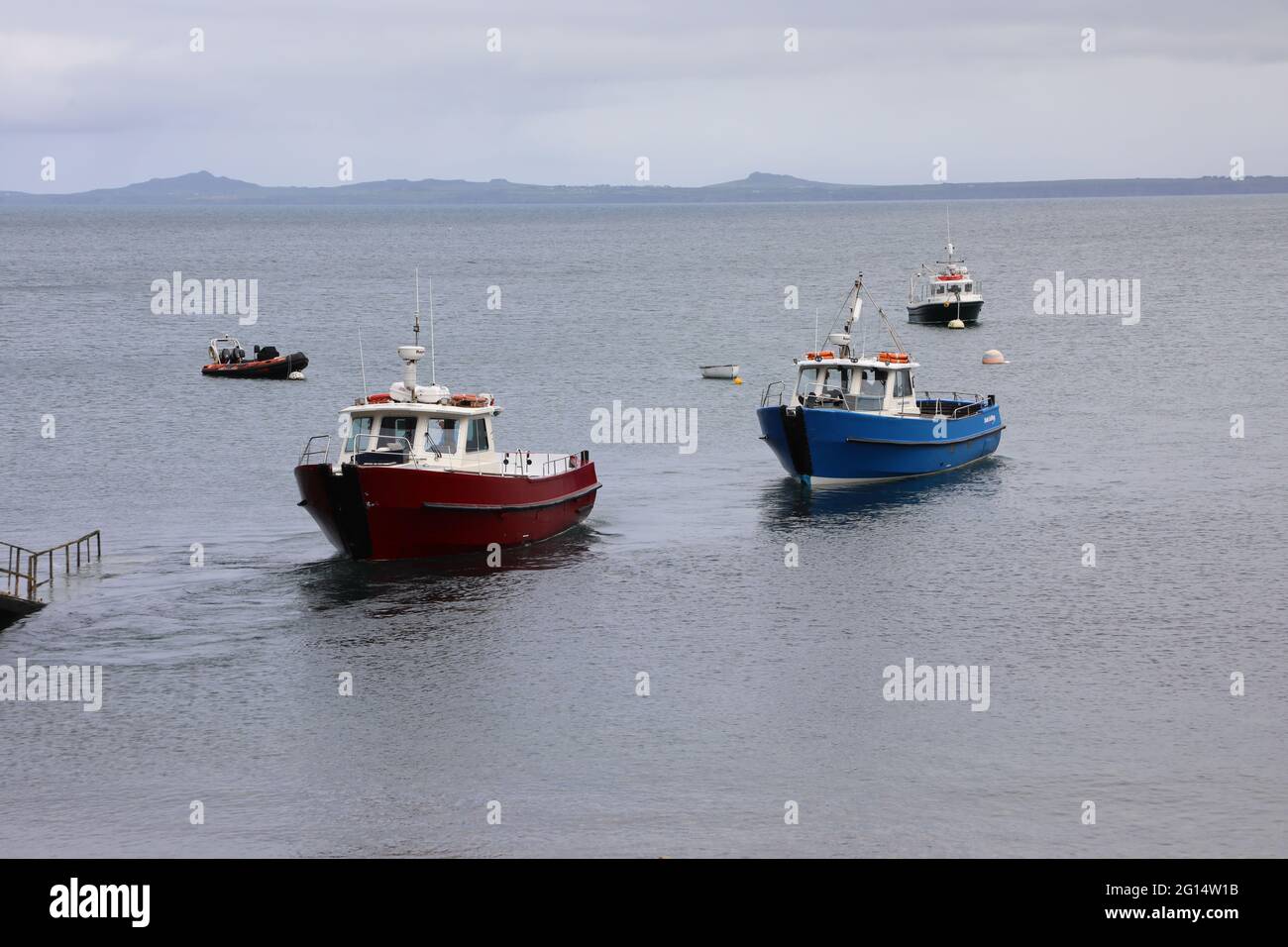 Boat approach jetty hi-res stock photography and images - Alamy