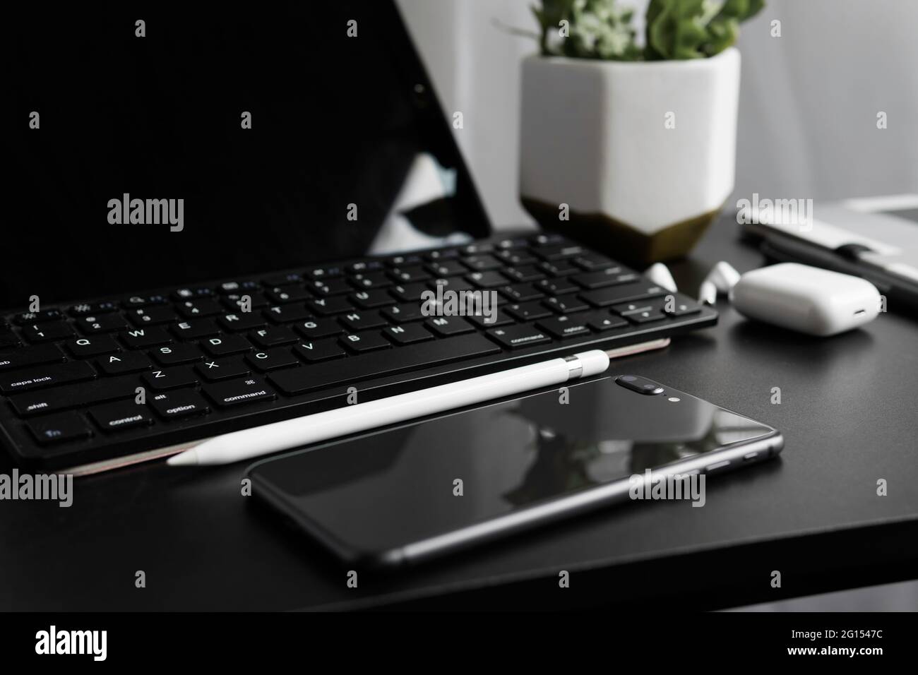 Work study office desk working hi-res stock photography and images - Alamy