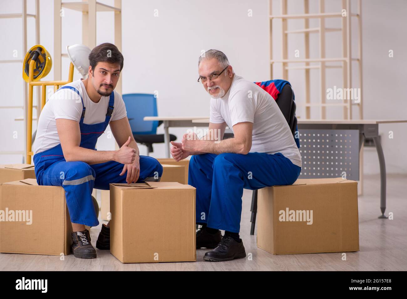 Two professional movers doing home relocation Stock Photo - Alamy