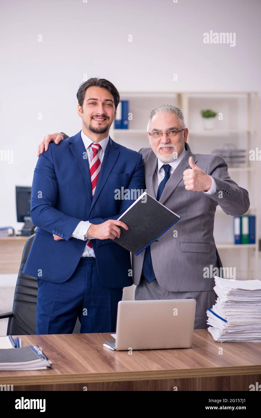 Two employees working in the office Stock Photo - Alamy