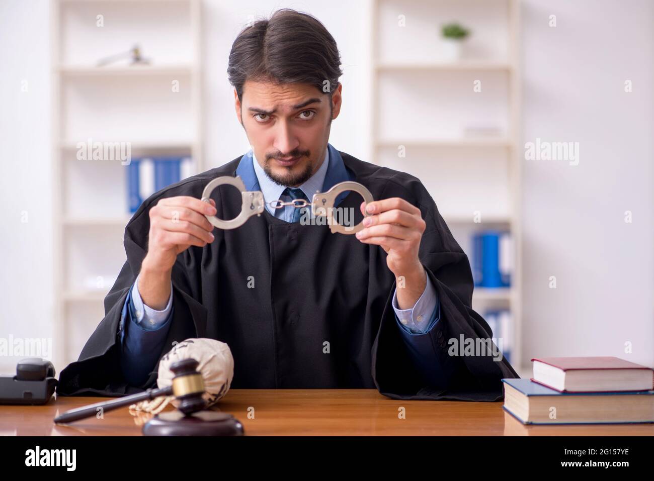 Man in handcuffs in courtroom hi-res stock photography and images - Alamy