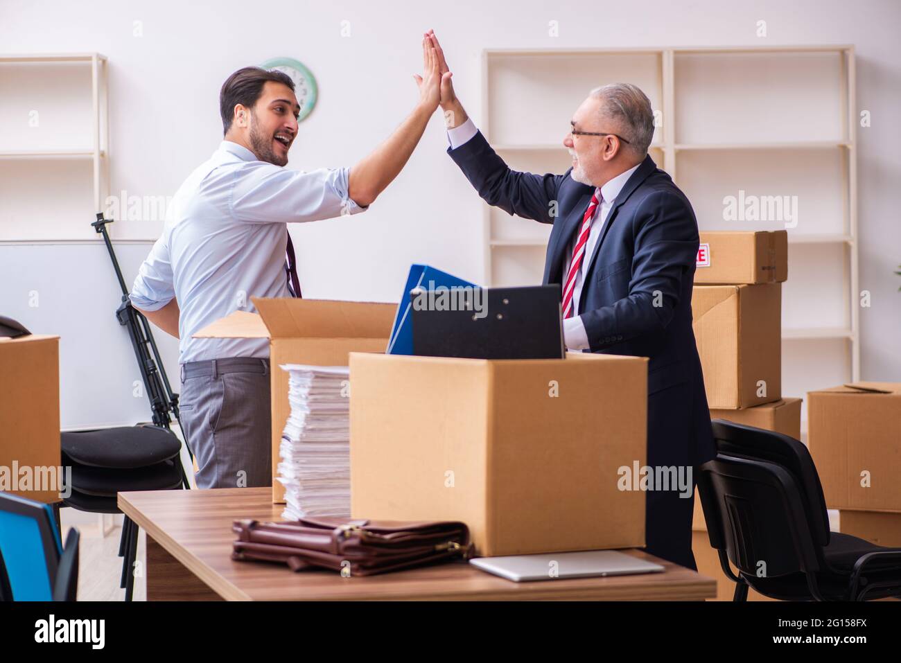 Two employees in relocation concept Stock Photo - Alamy