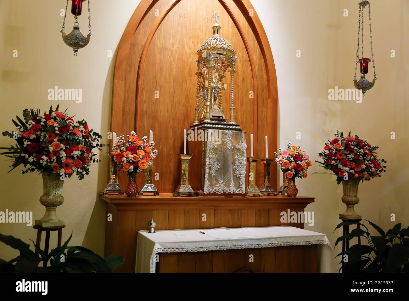 Tabernacle catholic church hi-res stock photography and images - Alamy
