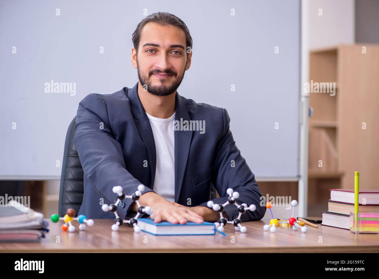 Young teacher physicist in the classroom Stock Photo - Alamy
