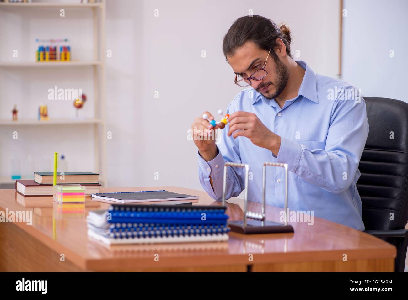 Young teacher physicist in the classroom Stock Photo - Alamy