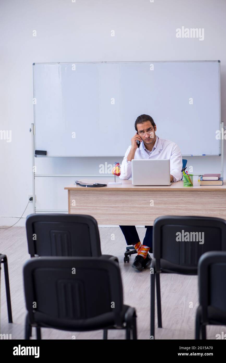 Young doctor giving seminar in the classroom Stock Photo - Alamy