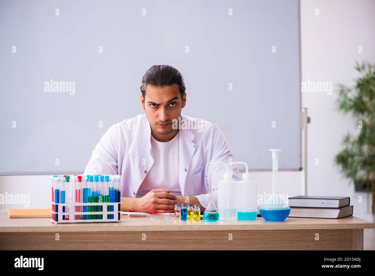 Young chemistry teacher in the classroom Stock Photo - Alamy