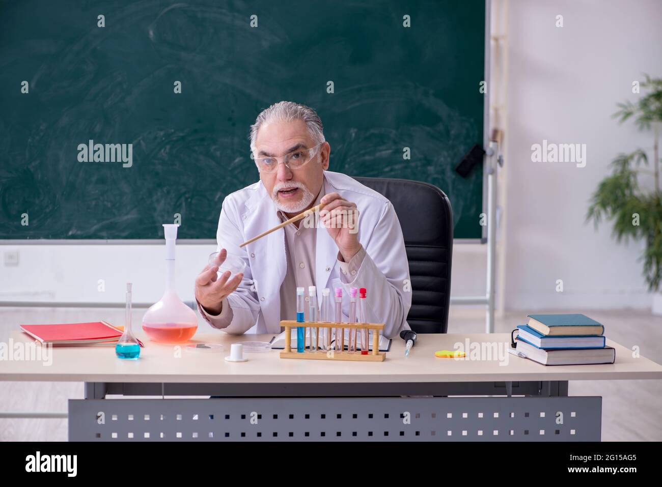 Old laboratory of physical chemistry hi-res stock photography and ...