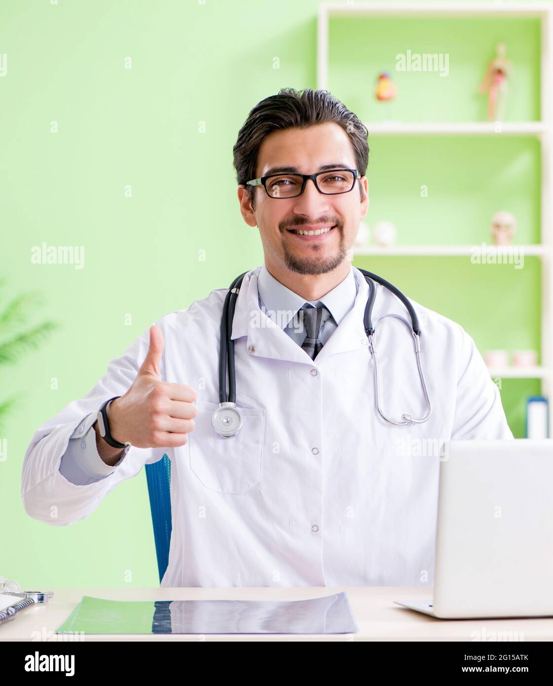 The doctor working in the hospital Stock Photo - Alamy