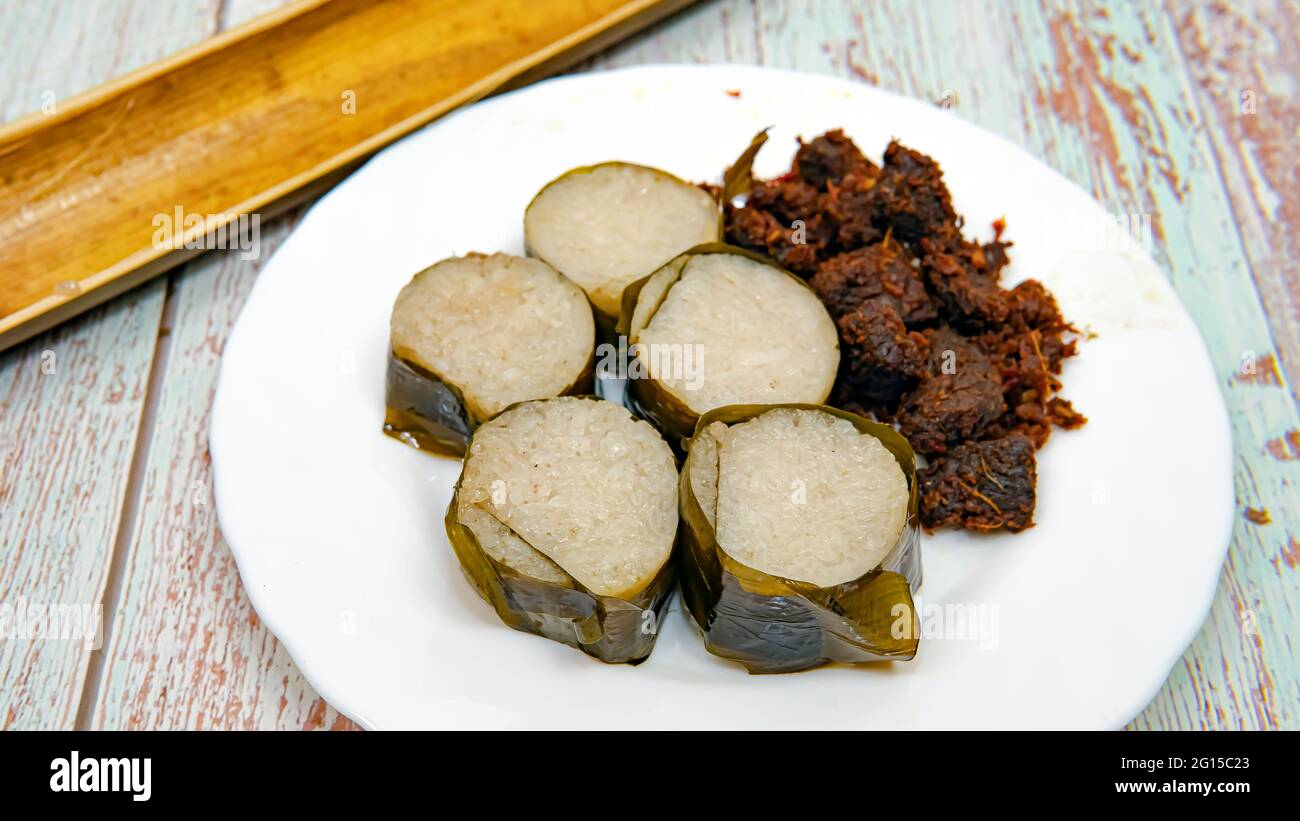 Malay traditional food lemang curry hi-res stock photography and images ...