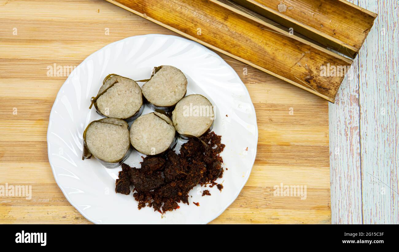 Malay traditional food lemang curry hi-res stock photography and images ...