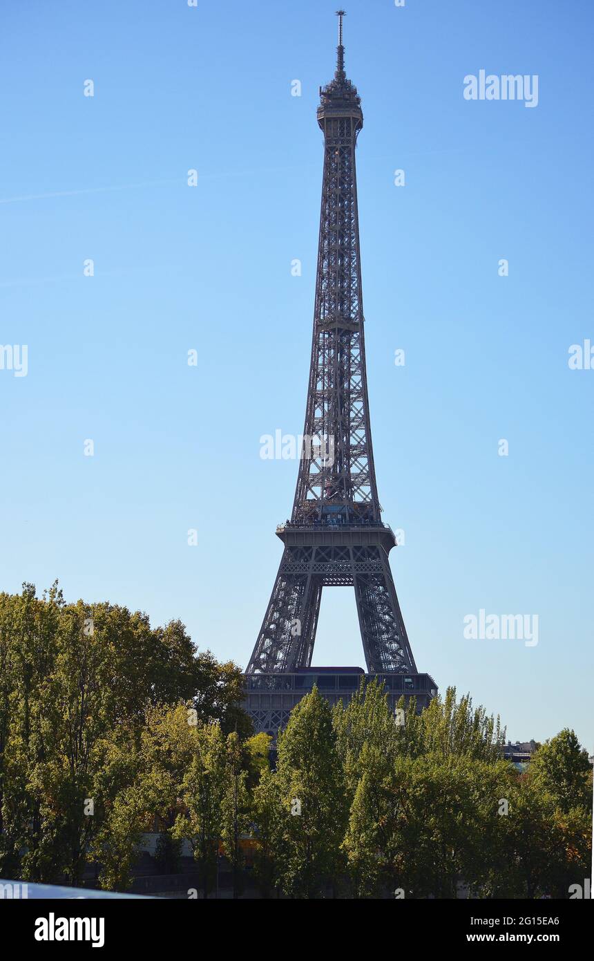 Eiffel tower upright hi-res stock photography and images - Alamy