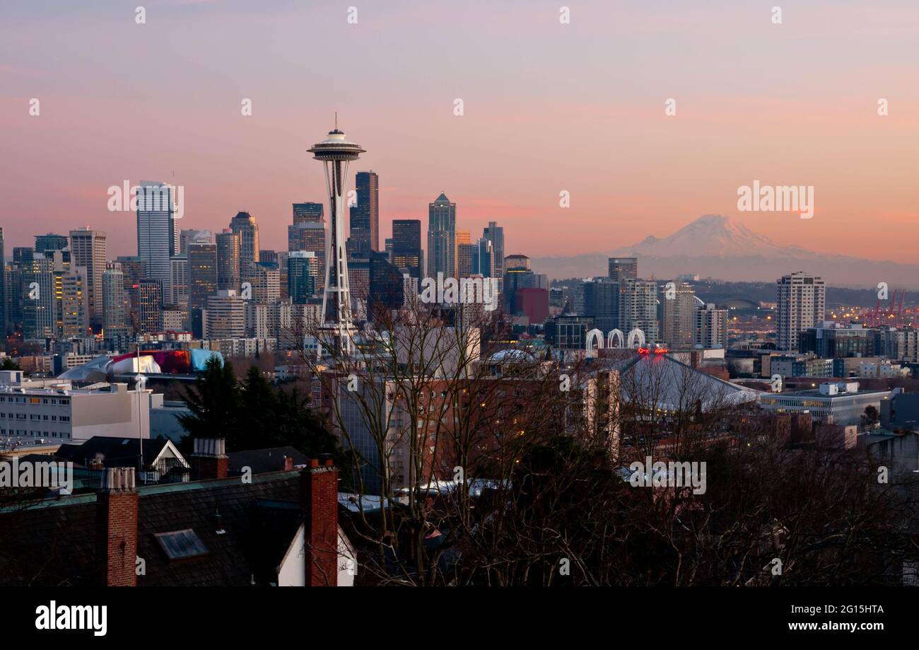 Skyline seattle mt rainier hi-res stock photography and images - Alamy