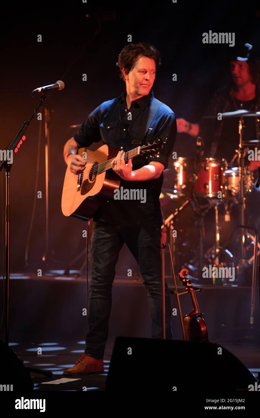 Bernard Fanning performs a live concert with his band The Black Fins in ...