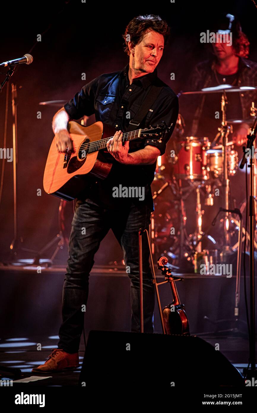 Bernard Fanning performs a live concert with his band The Black Fins in ...